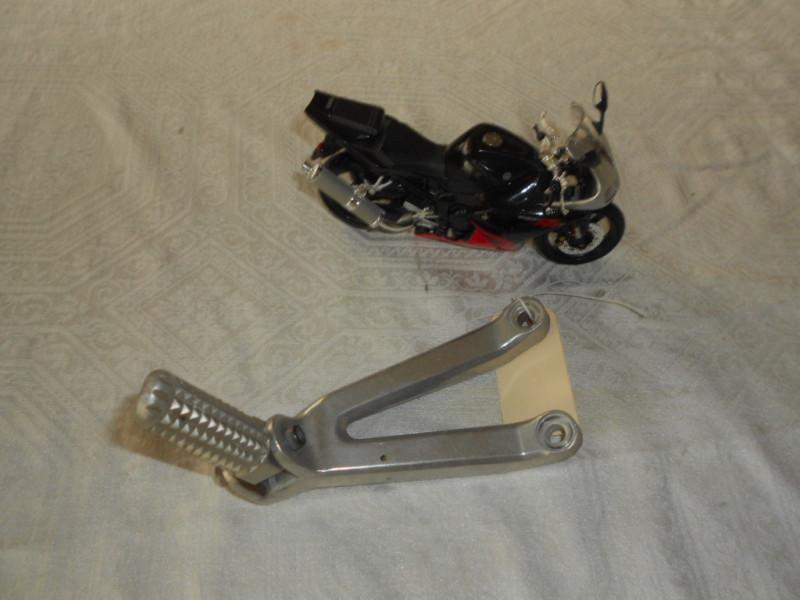 Buy 1998 - 2000 YaMAHA YZF R1 REAR FOOT PEG BRAKET RIGHT in Boca Raton ...