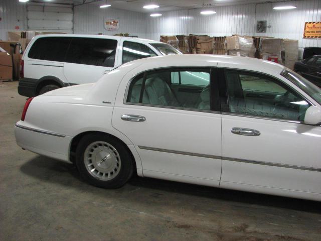 Sell 1998 LINCOLN TOWN CAR FRONT DOOR LEFT 1722693 in Garretson, South ...