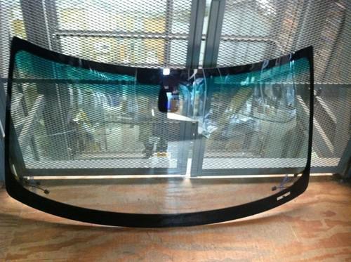 Sell Land Rover Windshield in Augusta, Georgia, US, for US $130.00